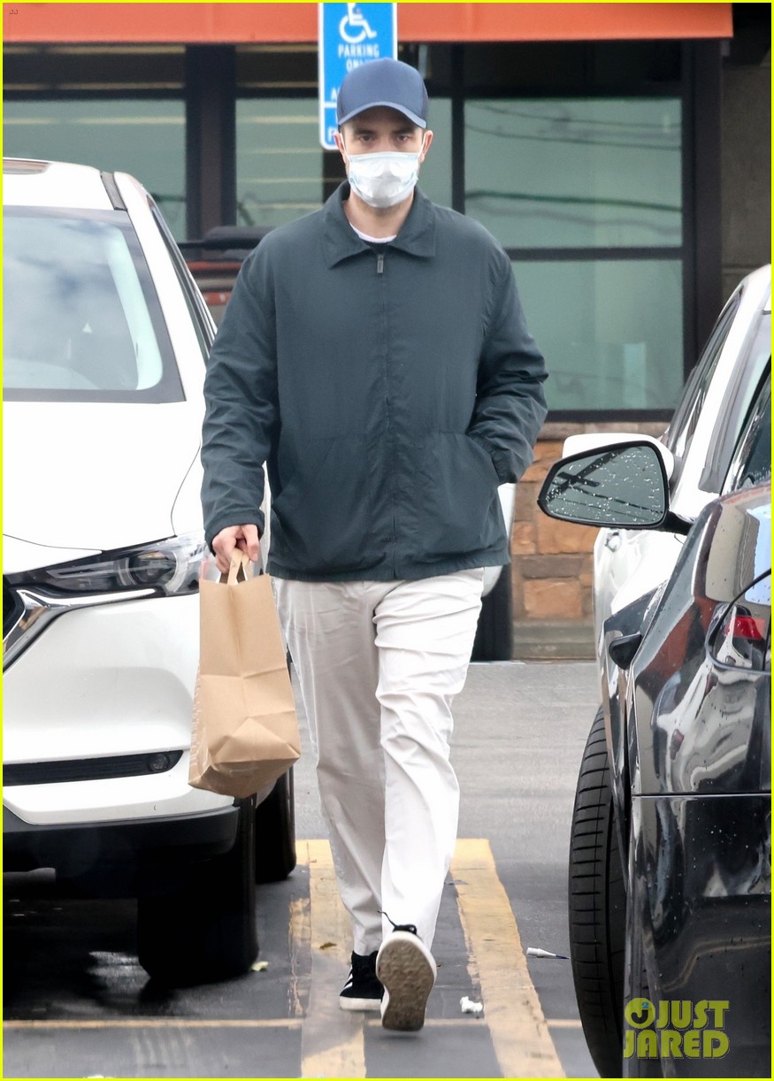 Robert Pattinson Stays Safe in Face Mask While Grocery Shopping in Los ...