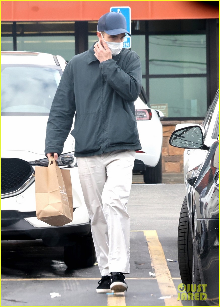 Robert Pattinson Stays Safe in Face Mask While Grocery Shopping in Los ...