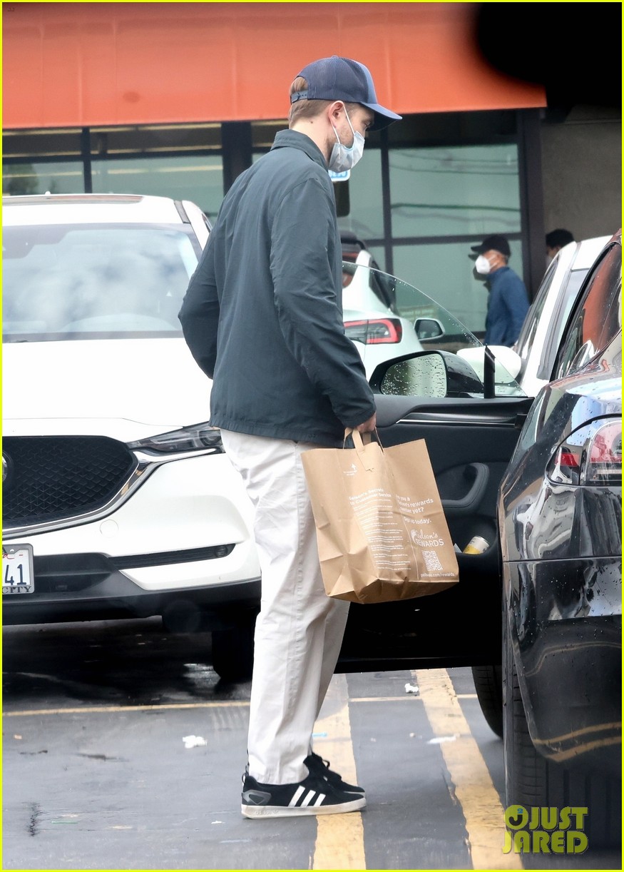 Robert Pattinson Stays Safe in Face Mask While Grocery Shopping in Los ...