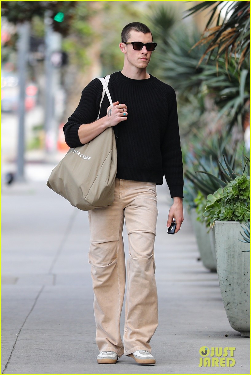 Shawn Mendes Shows Off His Chic Style While Picking Up Groceries: Photo ...