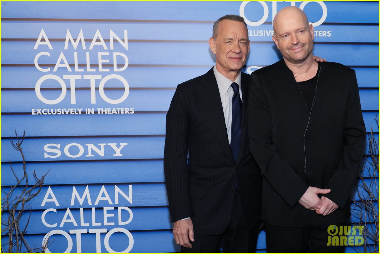 Tom Hanks Poses With Smeagol The Cat at 'A Man Called Otto' Screening ...