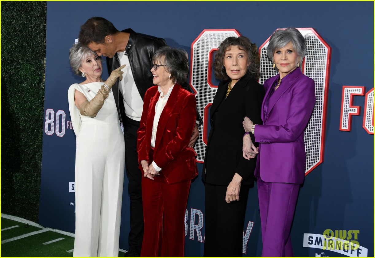 Tom Brady Towers Over Jane Fonda & Rita Moreno at '80 For Brady ...
