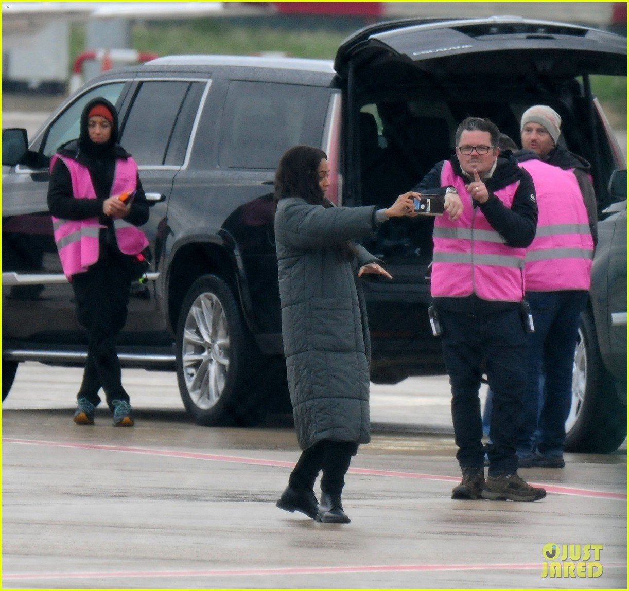 Nicole Kidman & Zoe Saldana Film Scenes for 'Lioness' at Airport in ...
