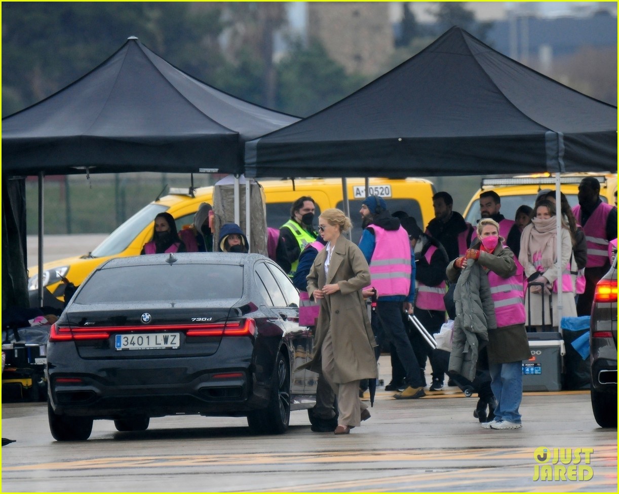 Nicole Kidman & Zoe Saldana Film Scenes for 'Lioness' at Airport in ...