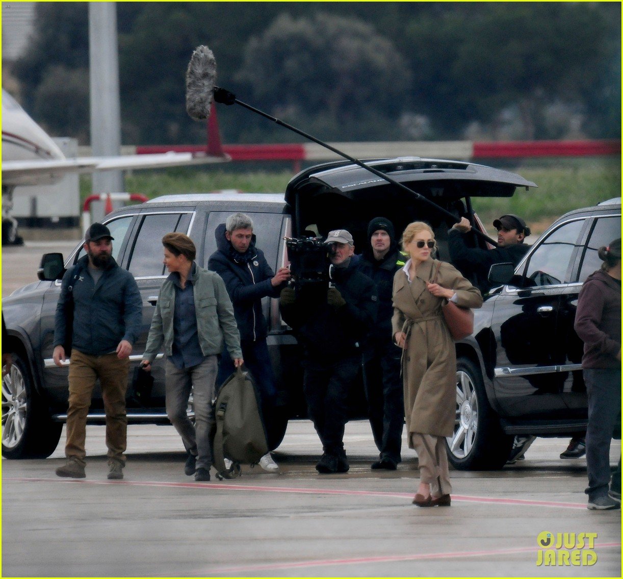 Nicole Kidman & Zoe Saldana Film Scenes for 'Lioness' at Airport in ...