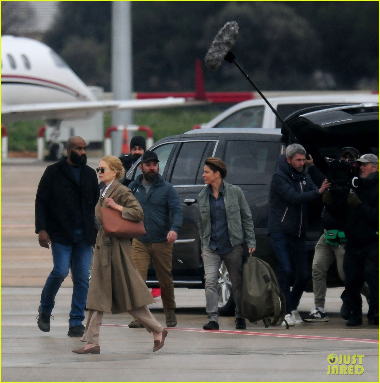 Nicole Kidman & Zoe Saldana Film Scenes for 'Lioness' at Airport in ...