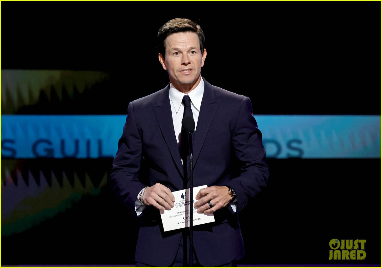 Orlando Bloom, Don Cheadle, & Mark Wahlberg Present at SAG Awards 2023 ...