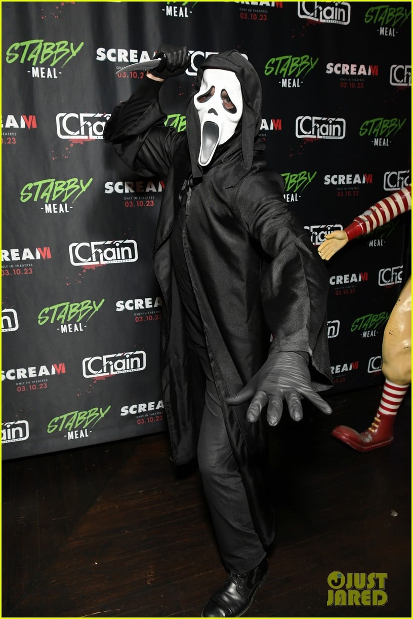 Elle Fanning & Chrissy Teigen Chow Down on Chain's Stabby Meal: Photo ...