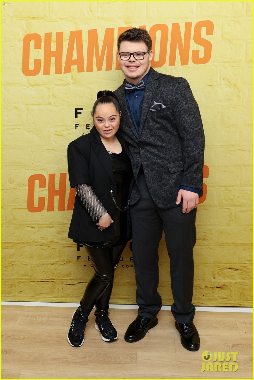 Woody Harrelson Brings His A-Game to 'Champions' Premiere with ...