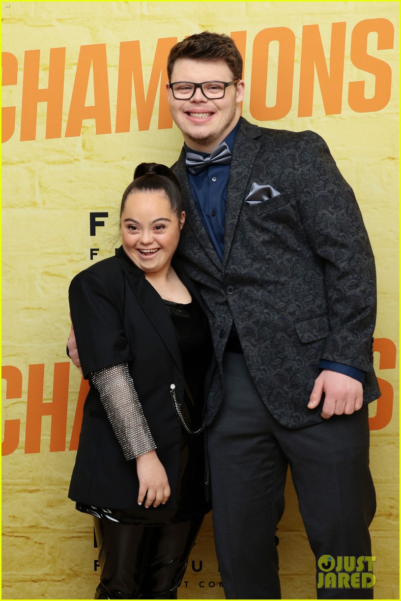 Woody Harrelson Brings His A-Game to 'Champions' Premiere with Impressive Basketball Skills ...