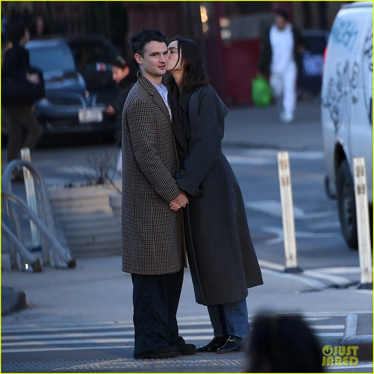 Tom Sturridge Gets a Kiss on the Cheek from Girlfriend Alexa Chung ...