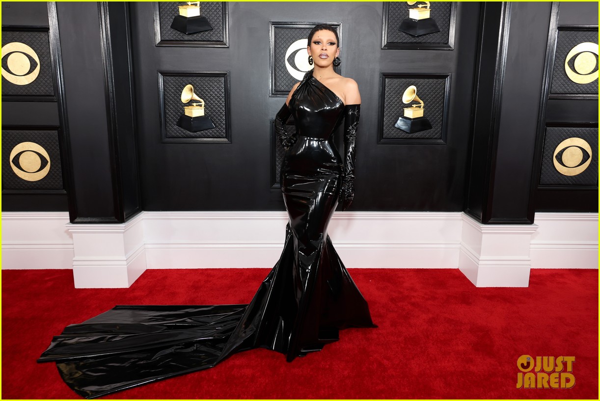 Doja Cat Slithers In Sexy Black Versace Gown at Grammys 2023: Photo ...