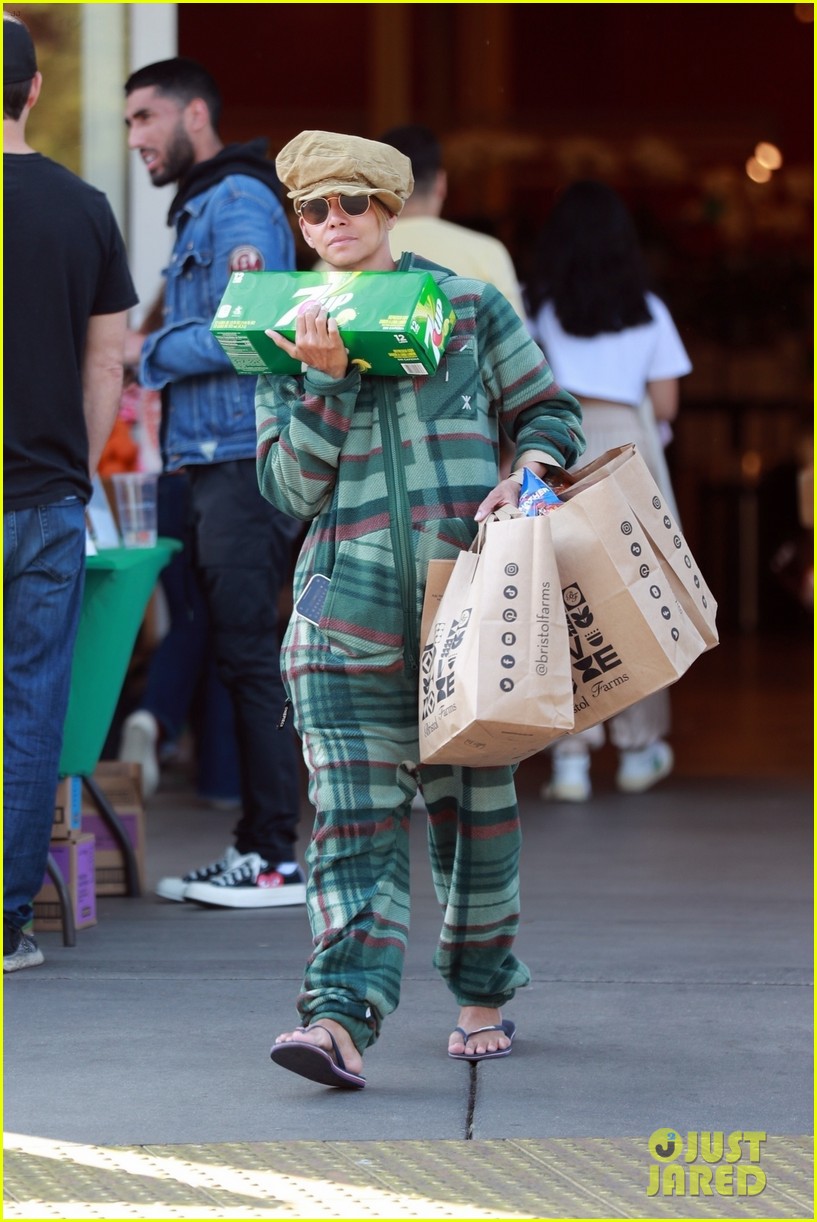 Halle Berry Shows Off Her Superhuman Strength While Balancing All of ...