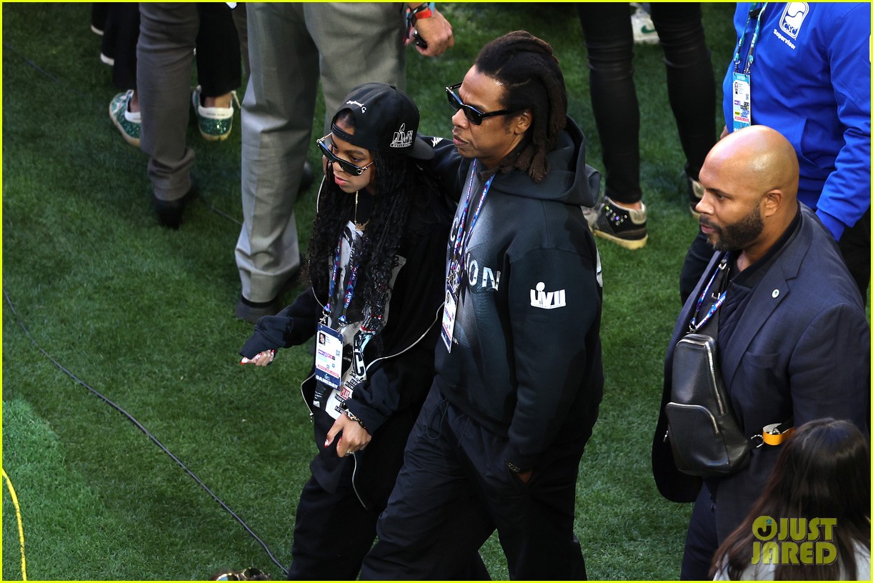 Jay-Z Arrives at Super Bowl 2023 with Daughter Blue Ivy Carter: Photo ...