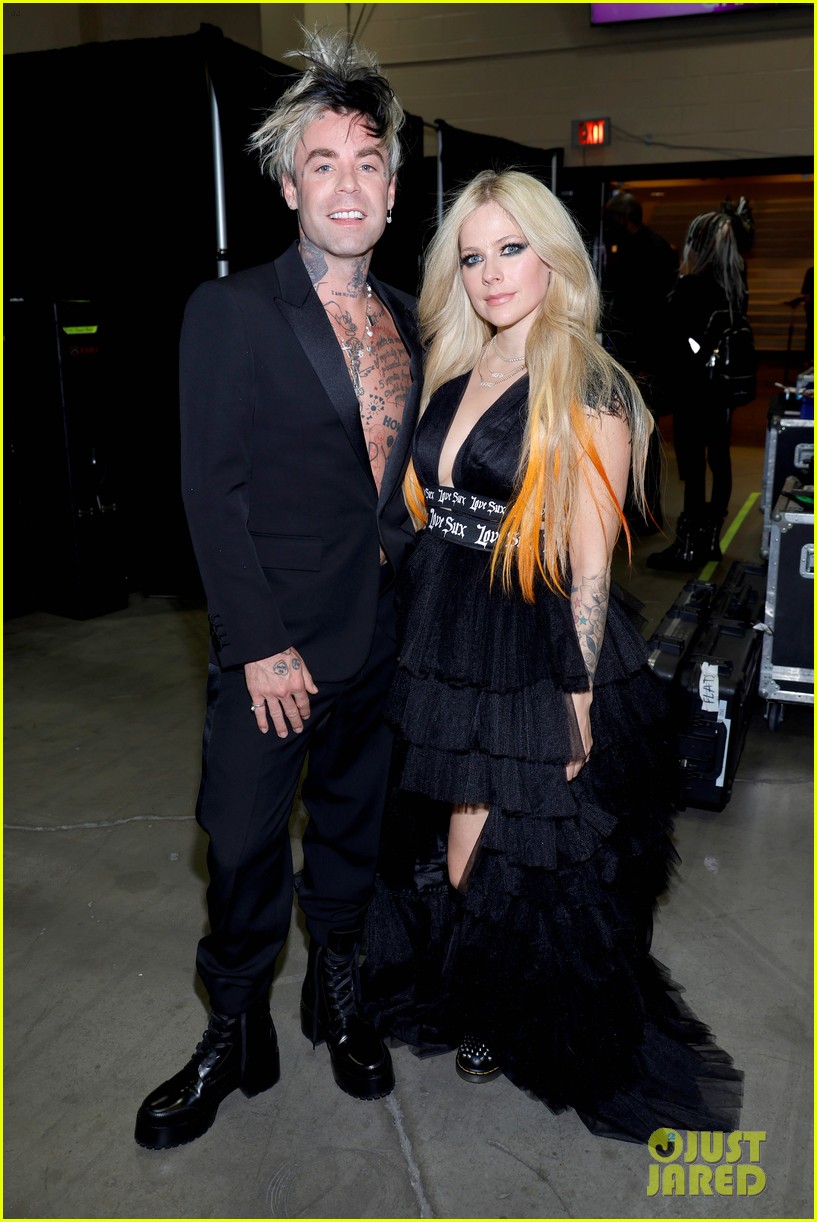 Avril Lavigne Splits from Mod Sun, Photos Emerge of Her Hugging Another ...