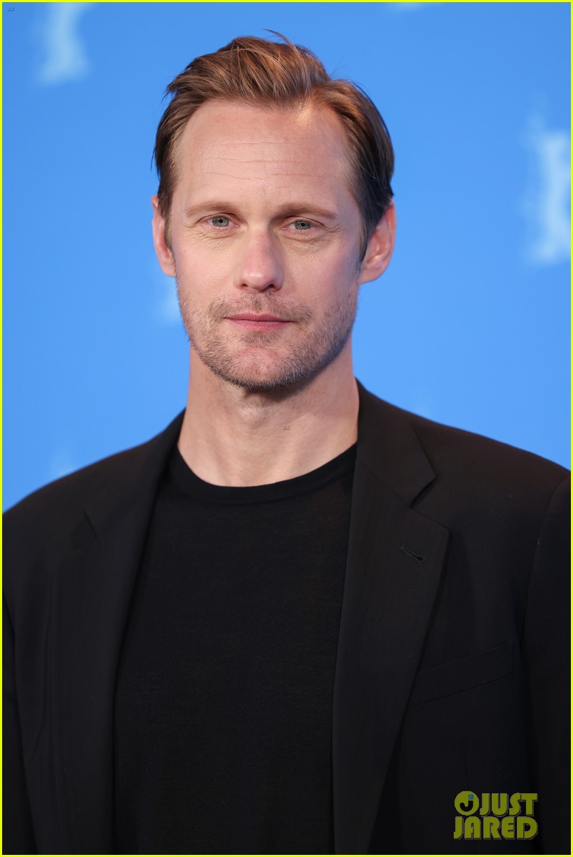 Alexander Skarsgard Twirls Around & Lies Face Flat on Red Carpet At 'Infinity Pool' Premiere ...