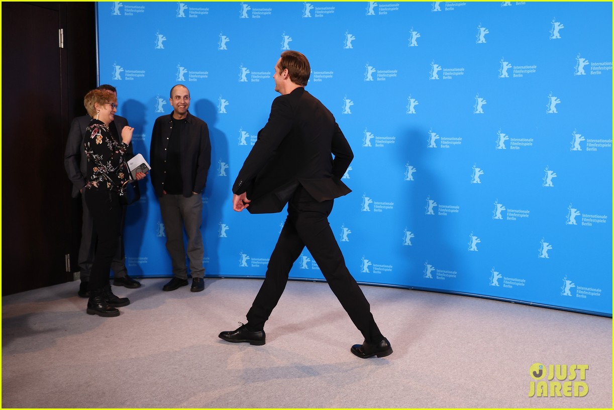 Alexander Skarsgard Twirls Around & Lies Face Flat on Red Carpet At 'Infinity Pool' Premiere ...