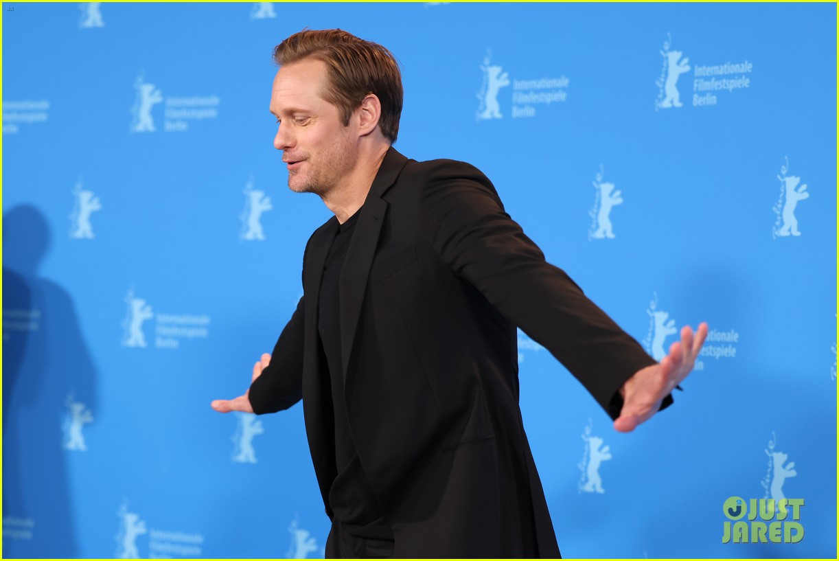 Alexander Skarsgard Twirls Around & Lies Face Flat on Red Carpet At 'Infinity Pool' Premiere ...