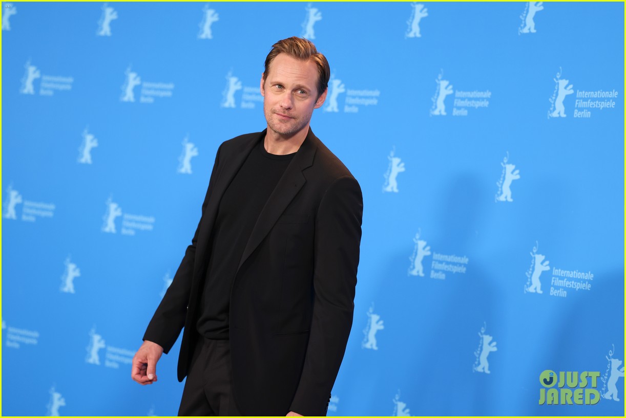 Alexander Skarsgard Twirls Around & Lies Face Flat on Red Carpet At 'Infinity Pool' Premiere ...