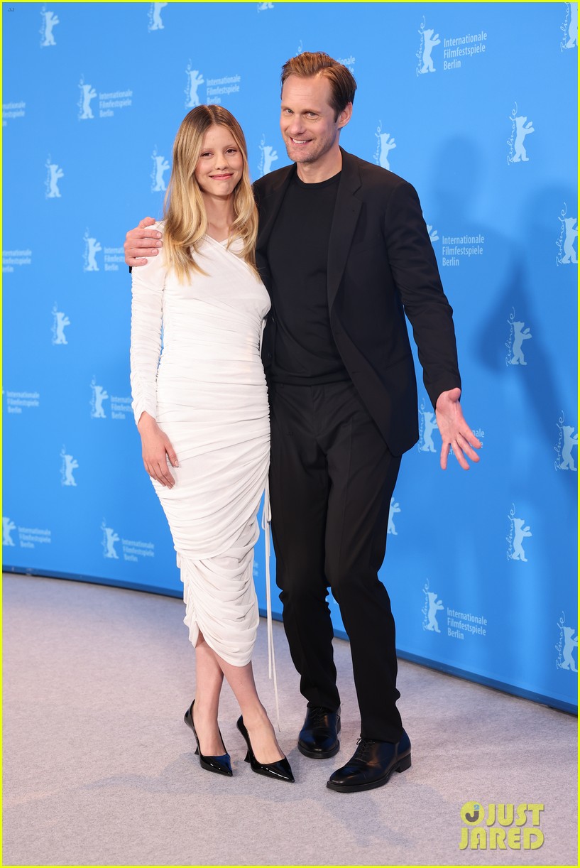 Alexander Skarsgard Twirls Around & Lies Face Flat on Red Carpet At ...