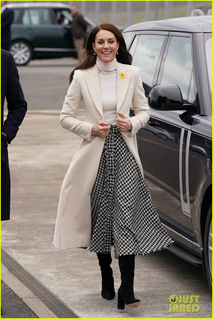 Kate Middleton Wins a Spin Bike Contest While Wearing a Skirt & Heels ...