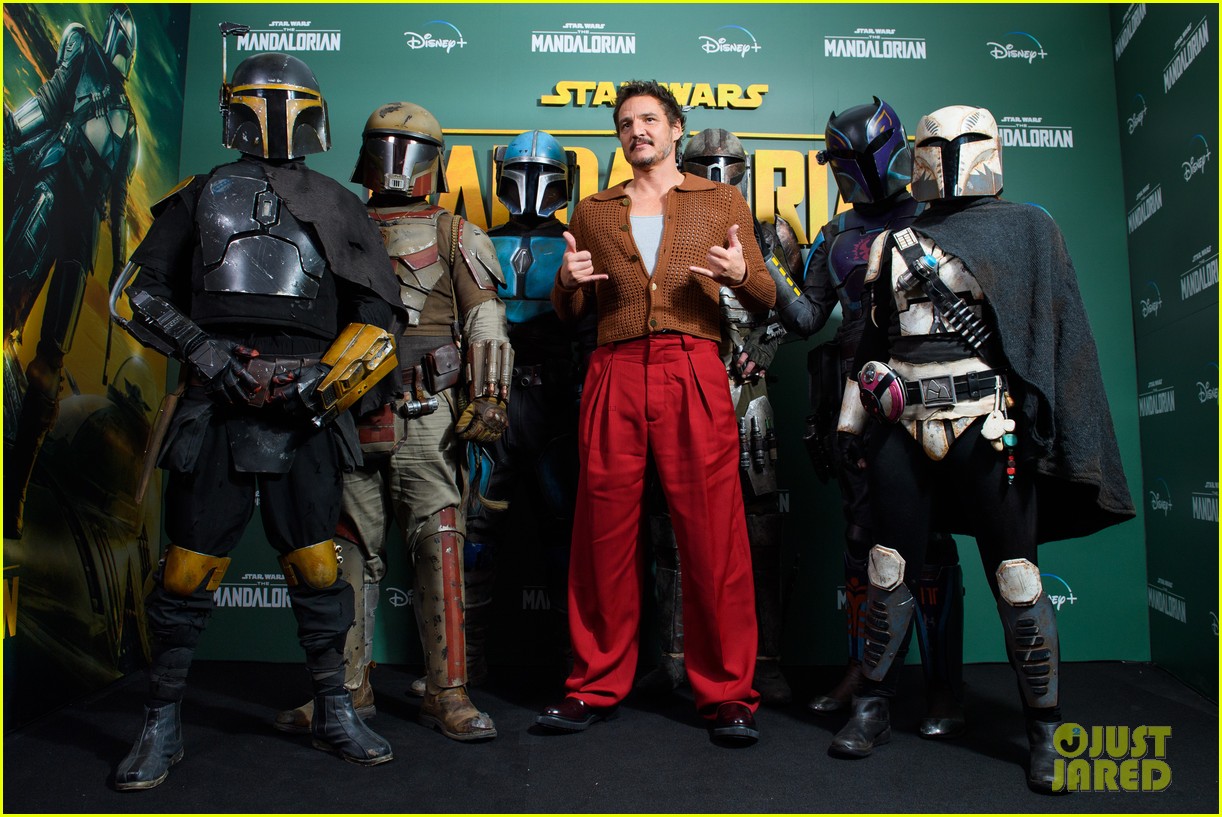Pedro Pascal Hangs With Many Mandalorians at 'The Mandalorian' Season 3 ...