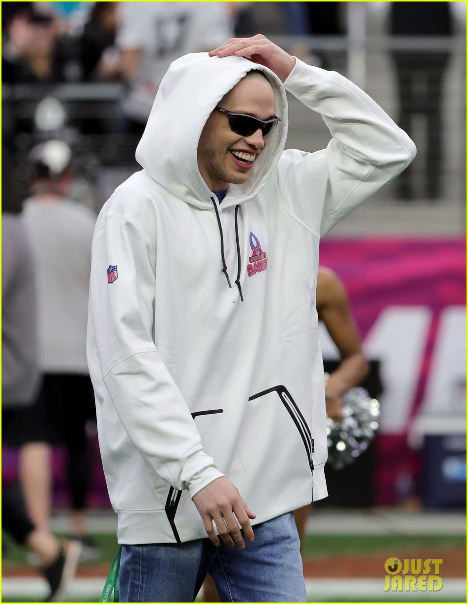 Pete Davidson Hilariously Questions Why He's Judging A Football ...