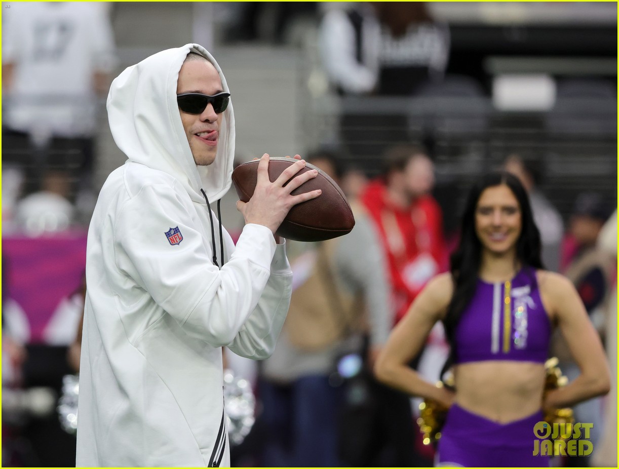 Pete Davidson Hilariously Questions Why He's Judging A Football ...