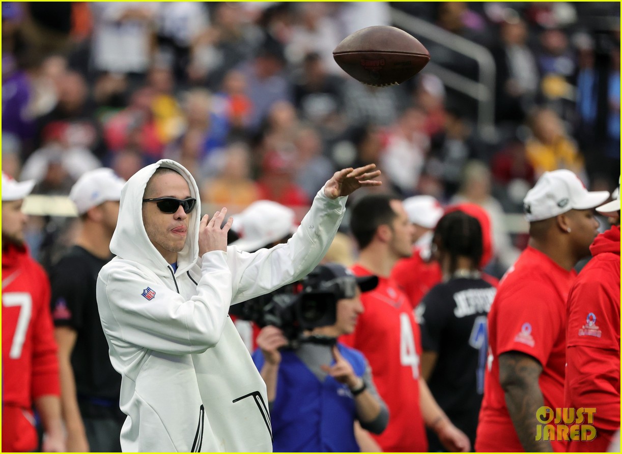 Pete Davidson Hilariously Questions Why He's Judging A Football ...