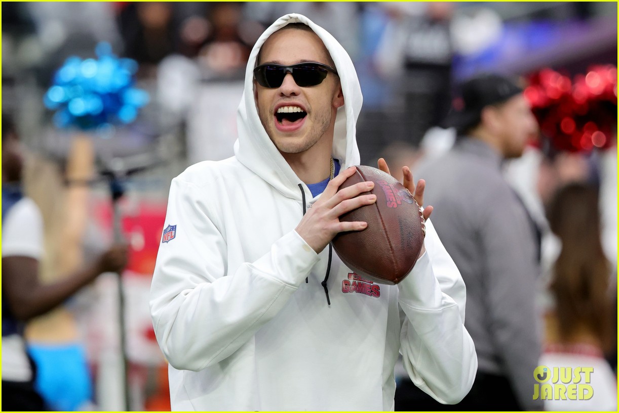 Pete Davidson Hilariously Questions Why He's Judging A Football ...