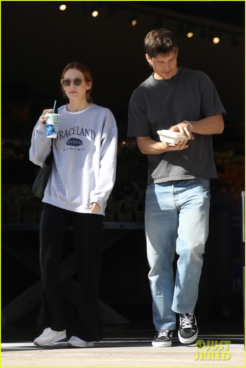 Riley Keough & Husband Ben Smith-Petersen Grab Lunch in Calabasas ...