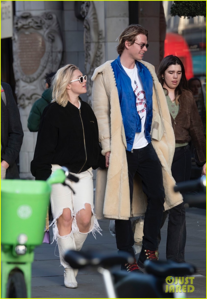 Florence Pugh Holds Hands With New Boyfriend Charlie Gooch During ...
