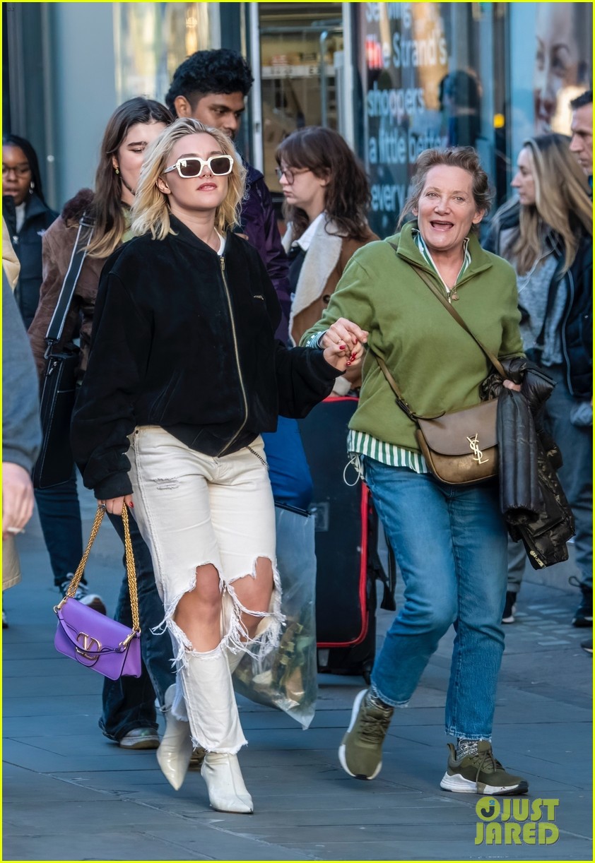 Florence Pugh Holds Hands With New Boyfriend Charlie Gooch During ...