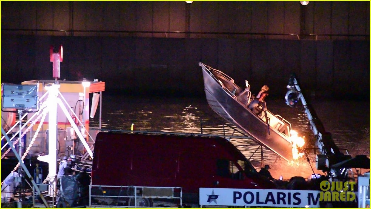 Photo: ryan gosling sprayed down boat scene fall guy sydney 86 | Photo ...