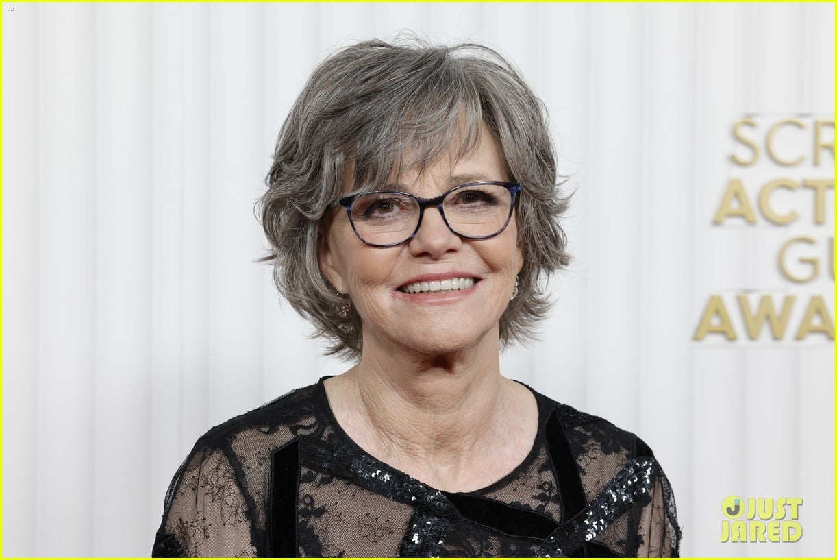 Andrew Garfield Presents Sally Field With Lifetime Achievement Award ...