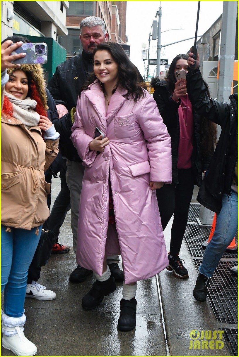 Selena Gomez Meets Fans On 'Only Murders' Set Amid Hailey Bieber Drama ...