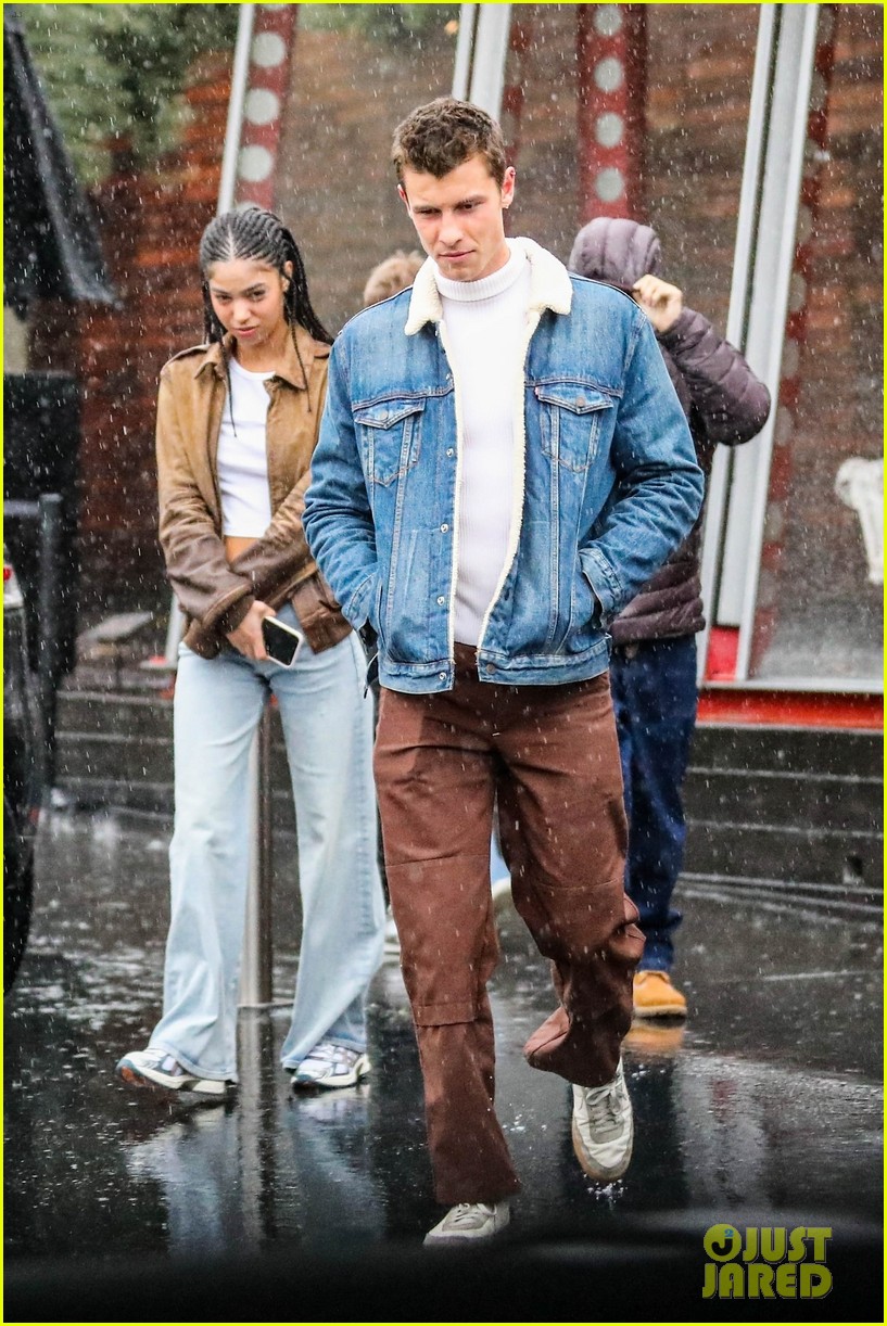 Shawn Mendes Joins His Pals For Some Shopping In The Rain: Photo ...