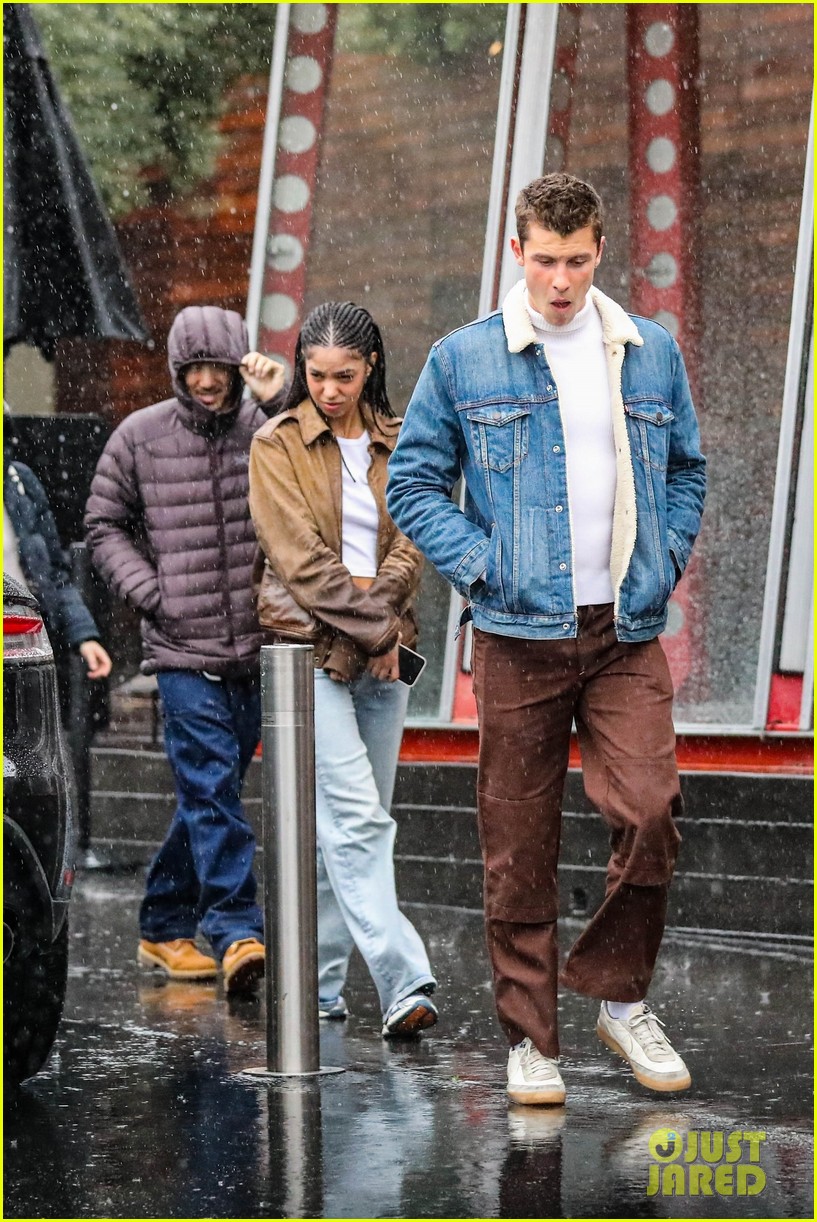 Shawn Mendes Joins His Pals For Some Shopping In The Rain: Photo ...