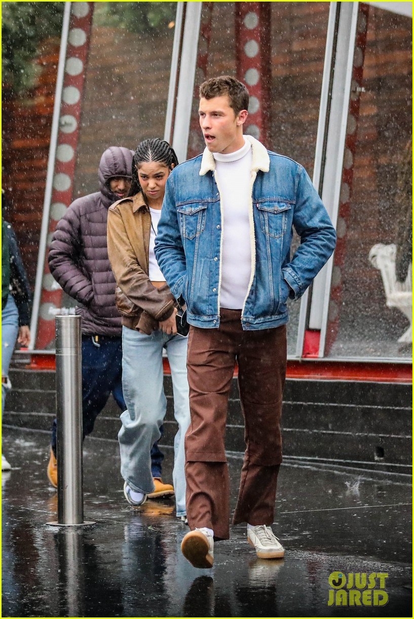 Shawn Mendes Joins His Pals For Some Shopping In The Rain: Photo ...