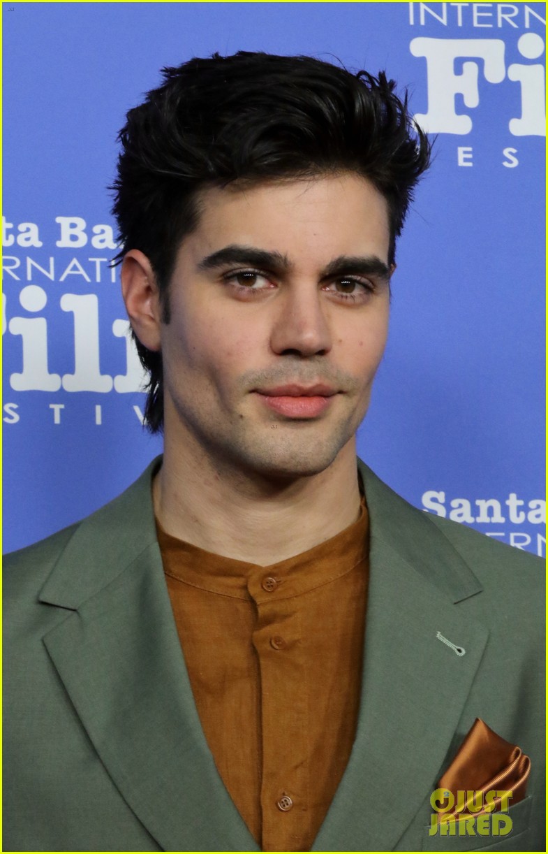 'Revenge' Couple Emily VanCamp & Josh Bowman Make Rare Public ...