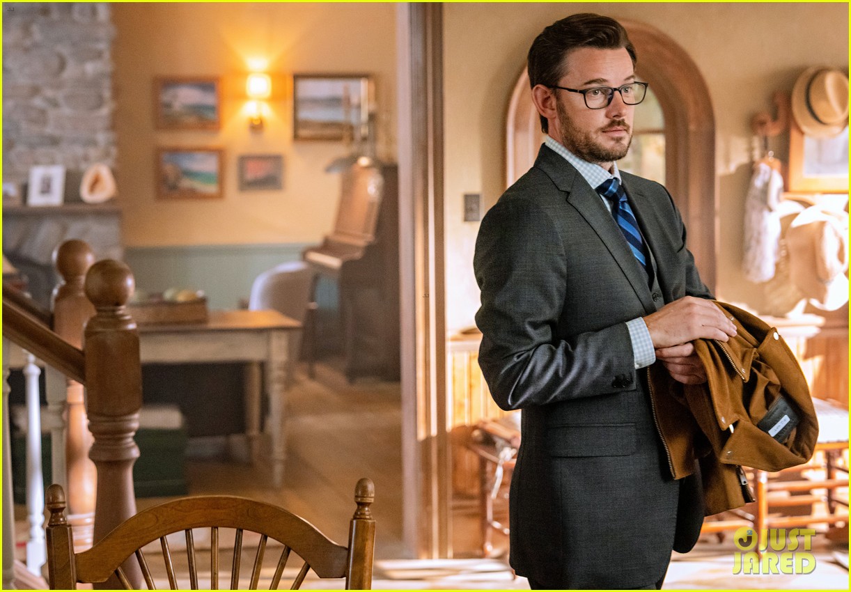 Chyler Leigh & Evan Williams Go Back To The 90s on Hallmark's 'The Way ...