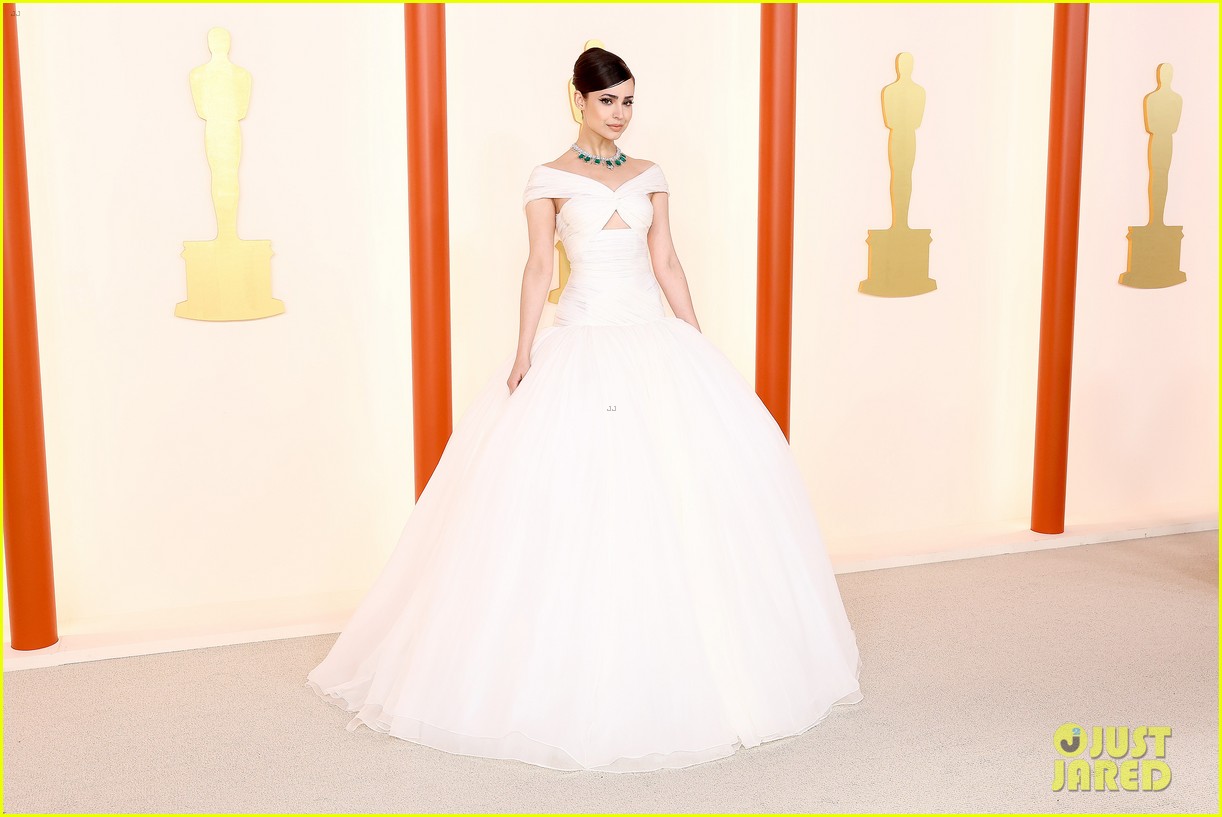 'Applause' Performer Sofia Carson Stuns in Princess Gown on Oscars 2023 Red Carpet: Photo ...