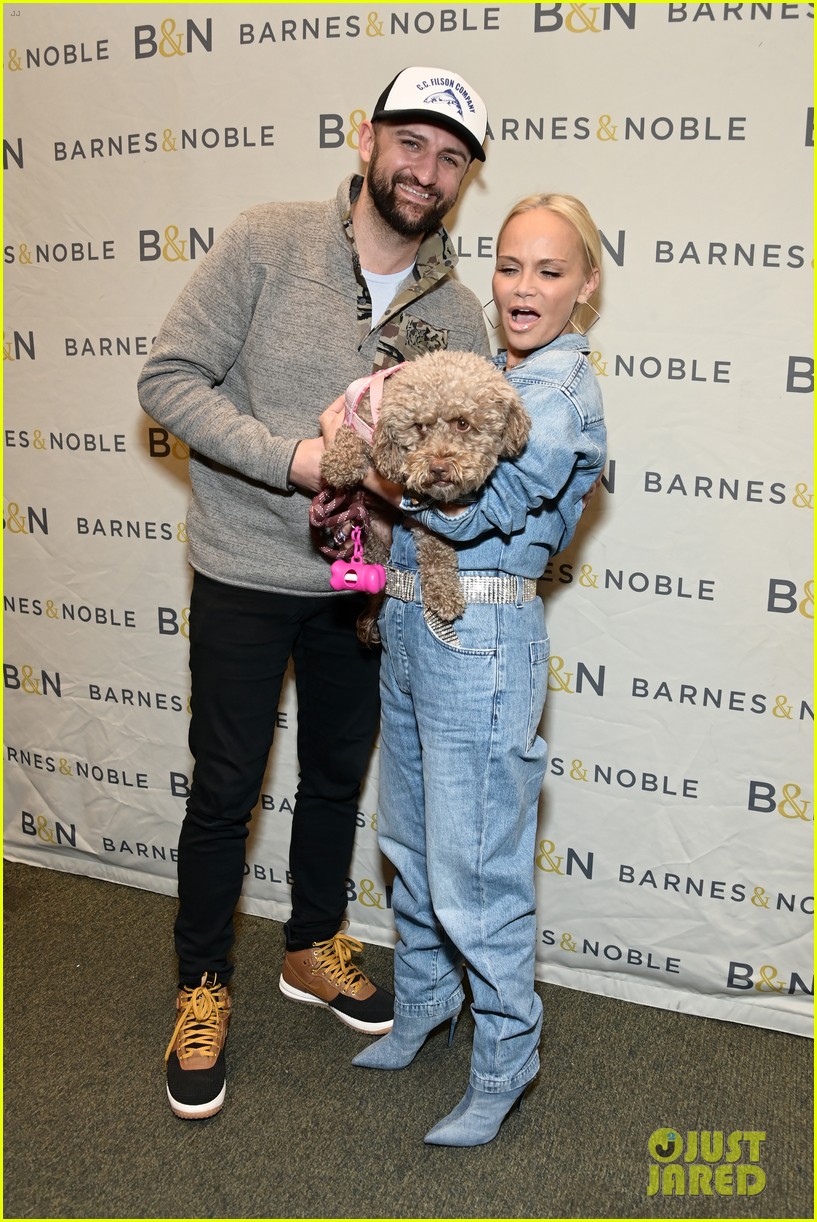 Kristin Chenoweth & Fiance Josh Bryant Pose for a Family Photo at L.A ...