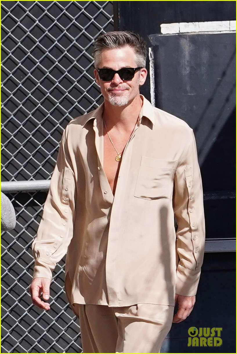 Chris Pine Keeps it Casual While on His Way to 'Jimmy Kimmel Live ...