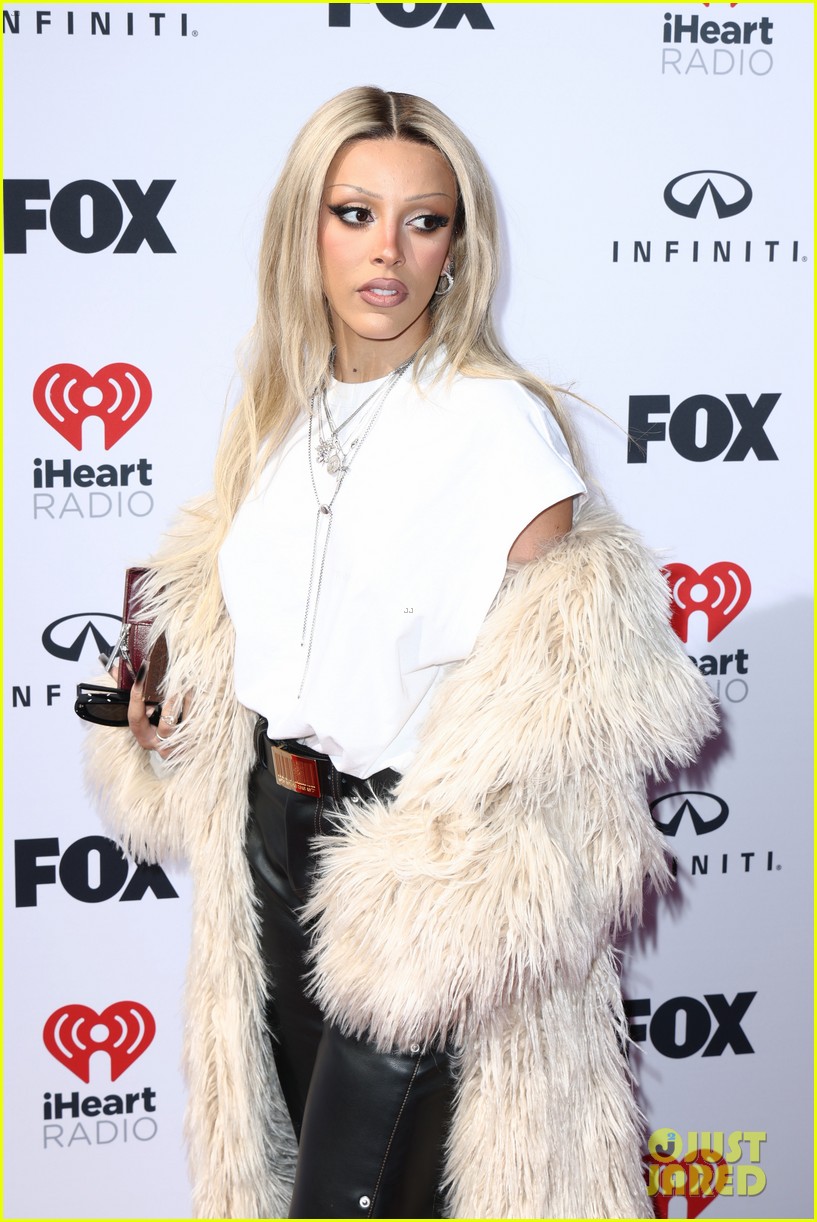 Doja Cat Picks Up First Award of the Night at iHeartRadio Music Awards ...