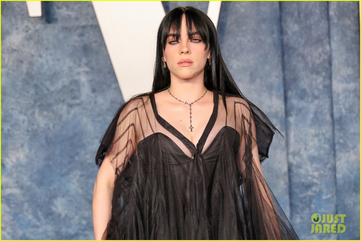 Billie Eilish & Boyfriend Jesse Rutherford (in Clown Makeup) Hold Hands ...