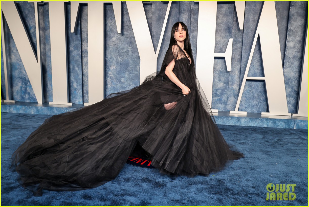 Billie Eilish & Boyfriend Jesse Rutherford (in Clown Makeup) Hold Hands ...