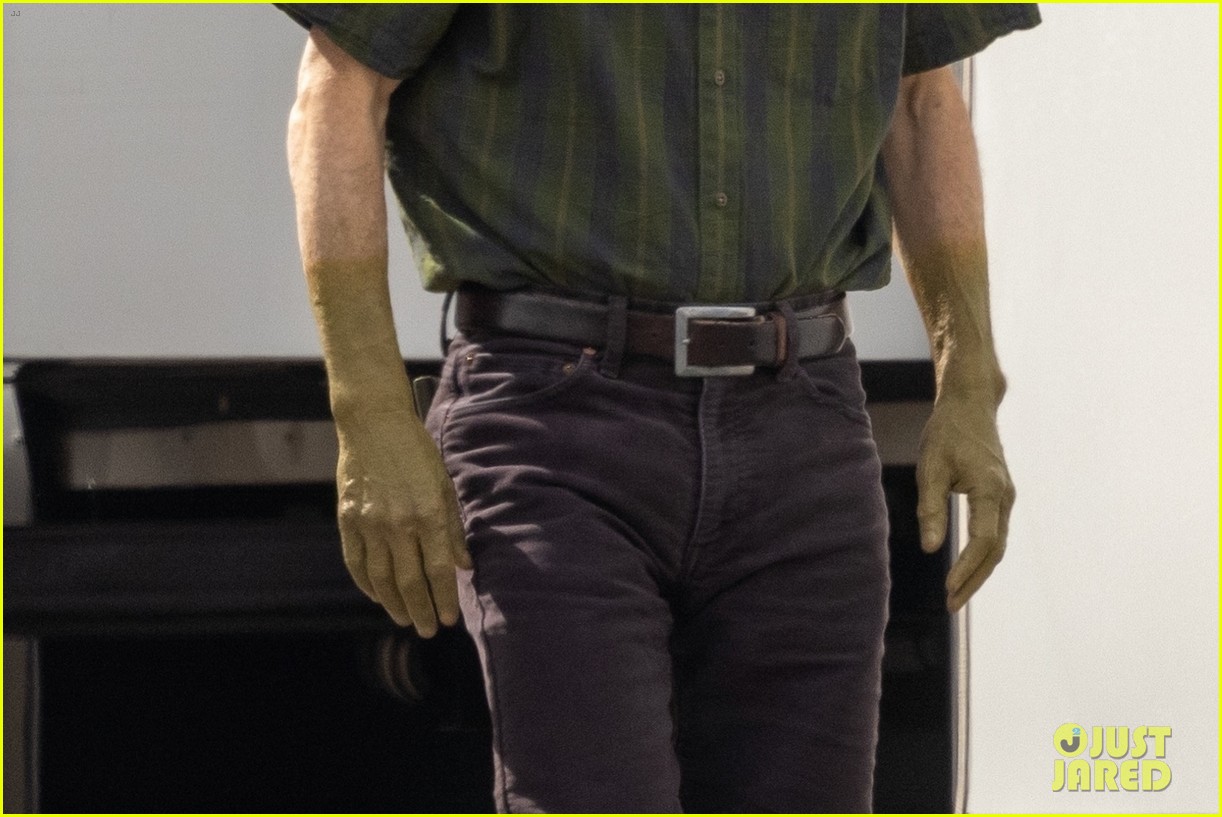 Harrison Ford & Tim Blake Nelson (Wearing Green Paint on His Hands) Get ...