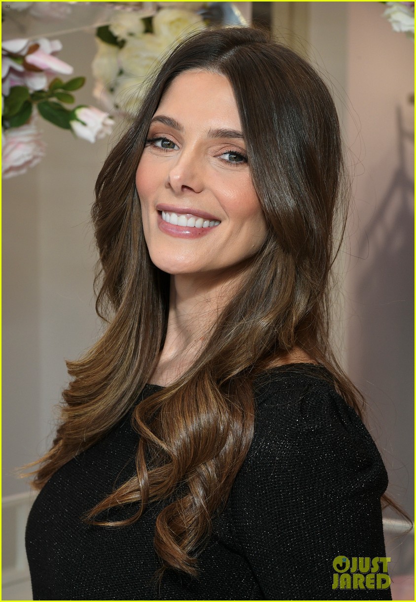 Ashley Greene & The Night Agent's Eve Harlow Shop For a Good Cause at ...