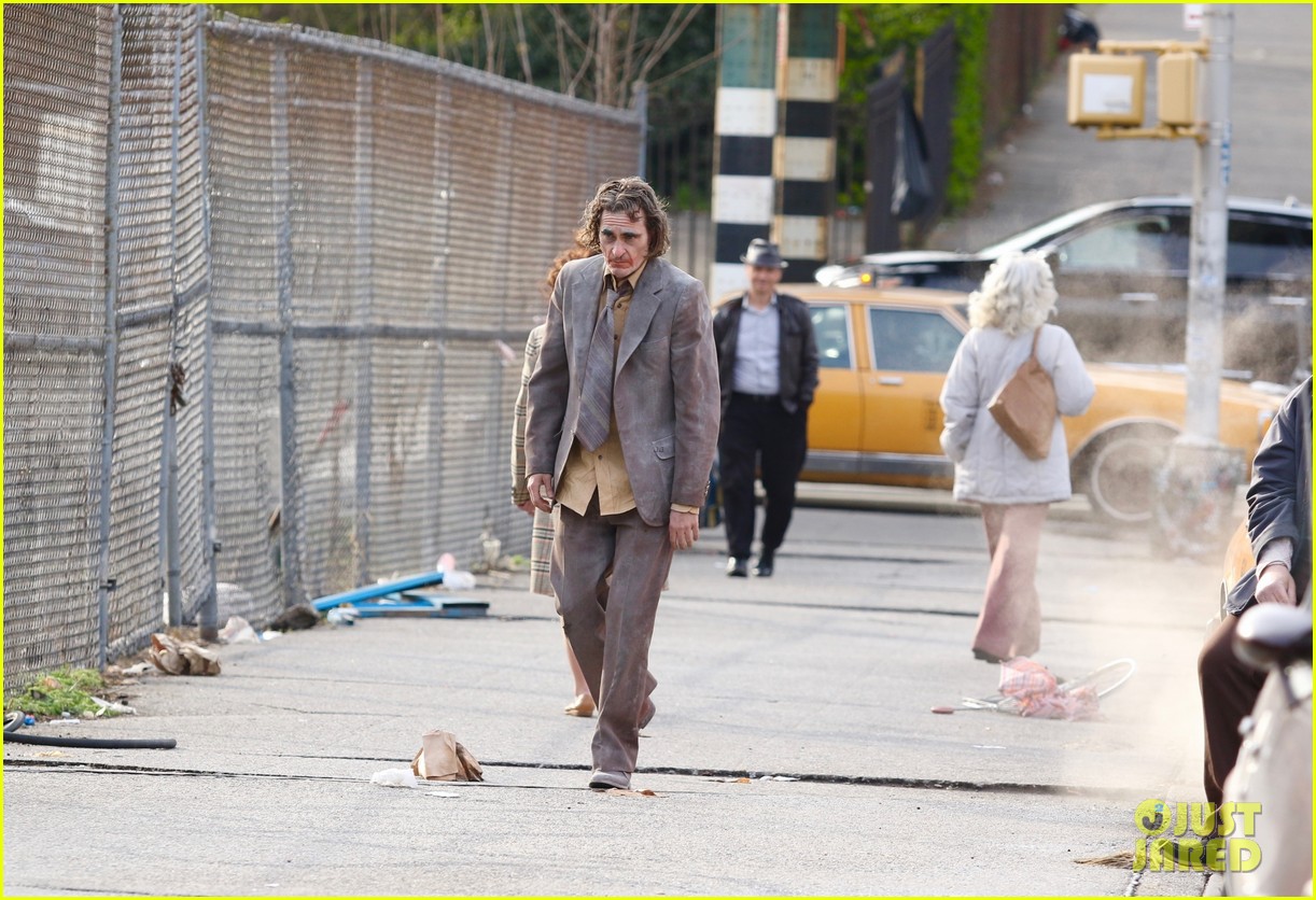 Joaquin Phoenix Looks Like A Haunting Dusty Zombie on 'Joker: Folie a ...